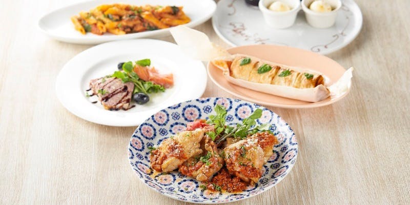 common cafe 新宿東口店 【カジュアルプラン】前菜×サラダ×ローストチキン×パスタなど 大皿プラン＋2.5時間飲み放題 ディナー ...