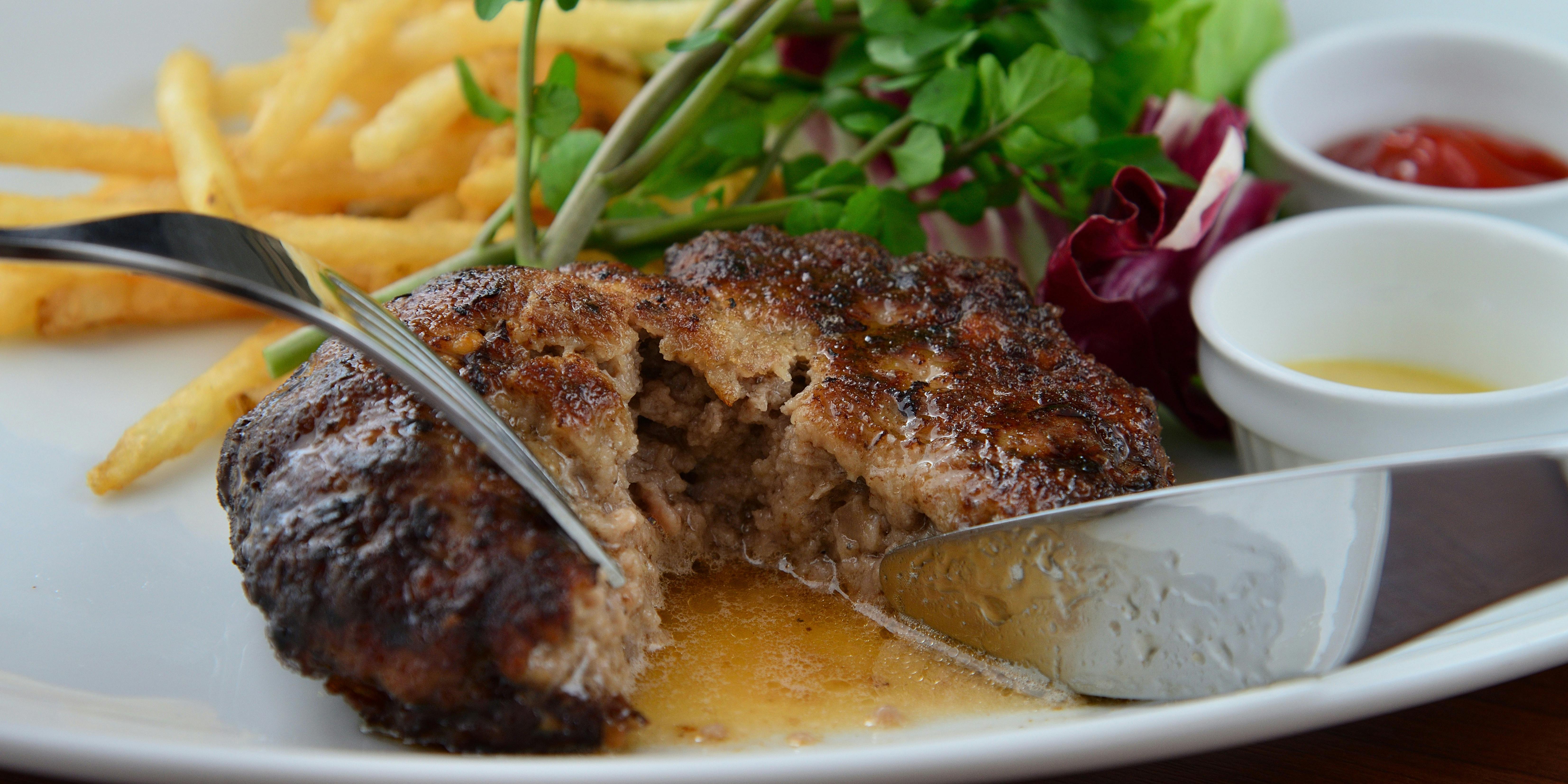 Akami Modern Chop House 【プレミアムハンバーグorサーモンローストコース】＋1ドリンク（平日限定） ランチ プラン ...