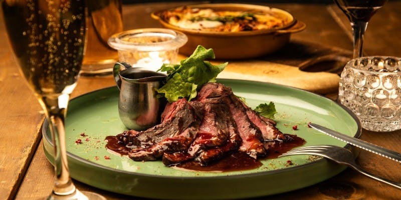 ＃802 CAFE＆DINER 渋谷店 【記念日プラン】希少部位牛ミスジステーキ×名物ラザニア全8品＋【2.5H飲み放題付き】 ディナー ...