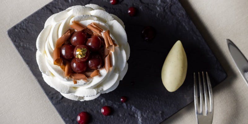 バーラウンジ スターライト／The Okura Tokyo 【季節限定】フォレノワールのショートケーキと選べる紅茶のセット ティー プラン ...