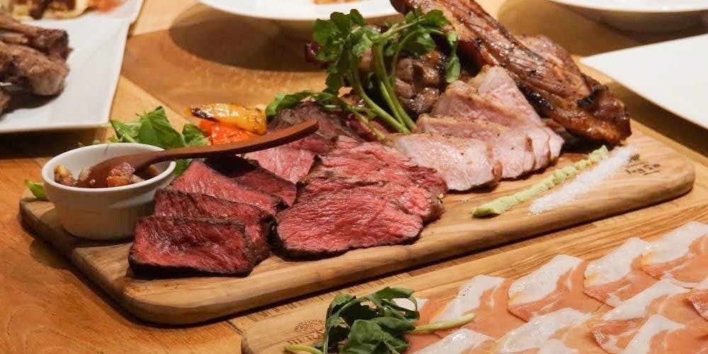 ミートキッチン log50 ハレザ池袋前店 【肉盛りコース】ラムチョップ、NZ産キューブロール、US産ハラミなど 全4品＋選べる1ドリンク ...