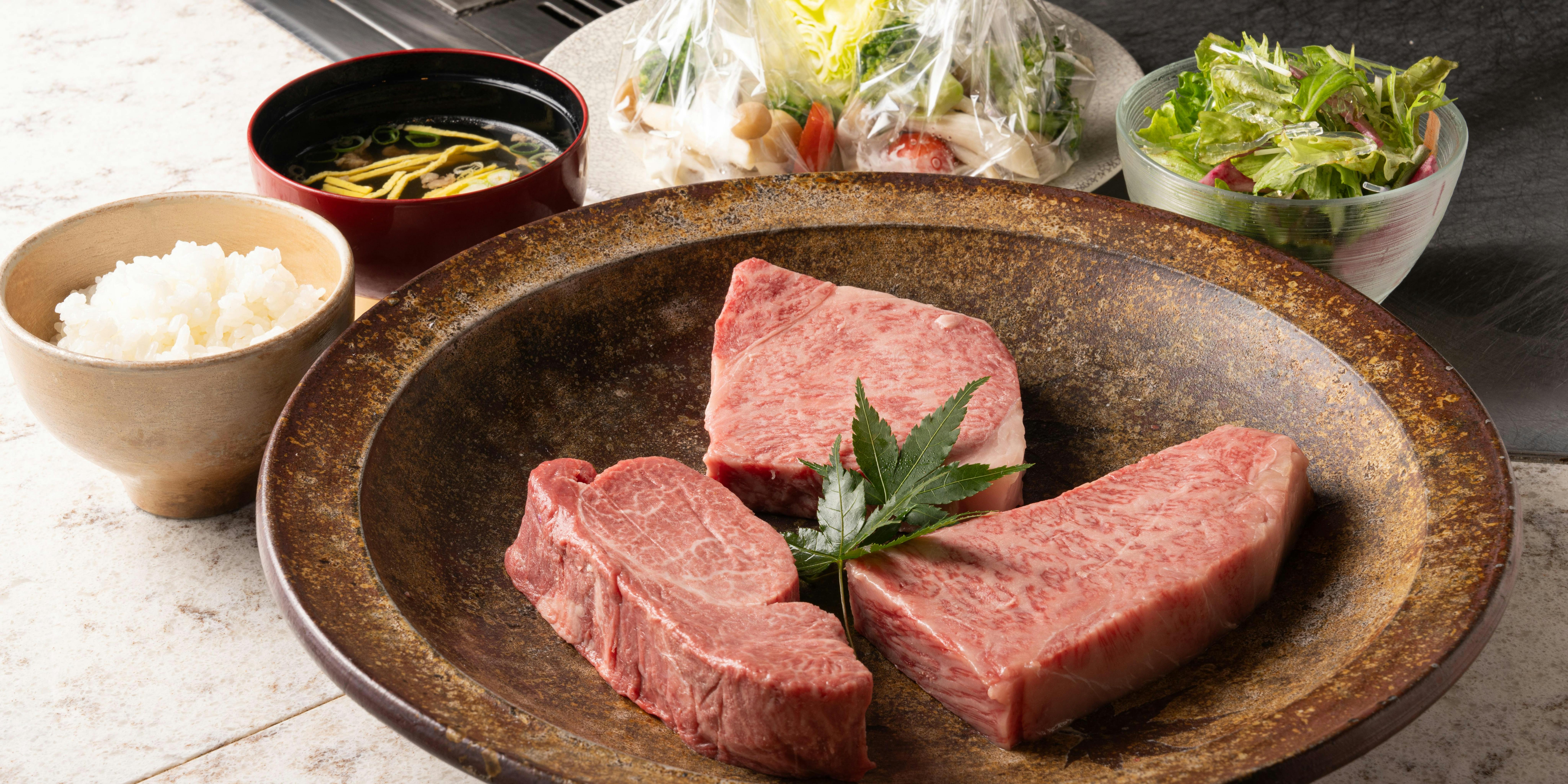 神戸牛 栄吉 【事前ご予約限定・神戸牛栄吉食べ比べコース】神戸牛寿司、神戸牛ステーキ2種を贅沢に食べ比べなど全7品 ディナー プラン ...