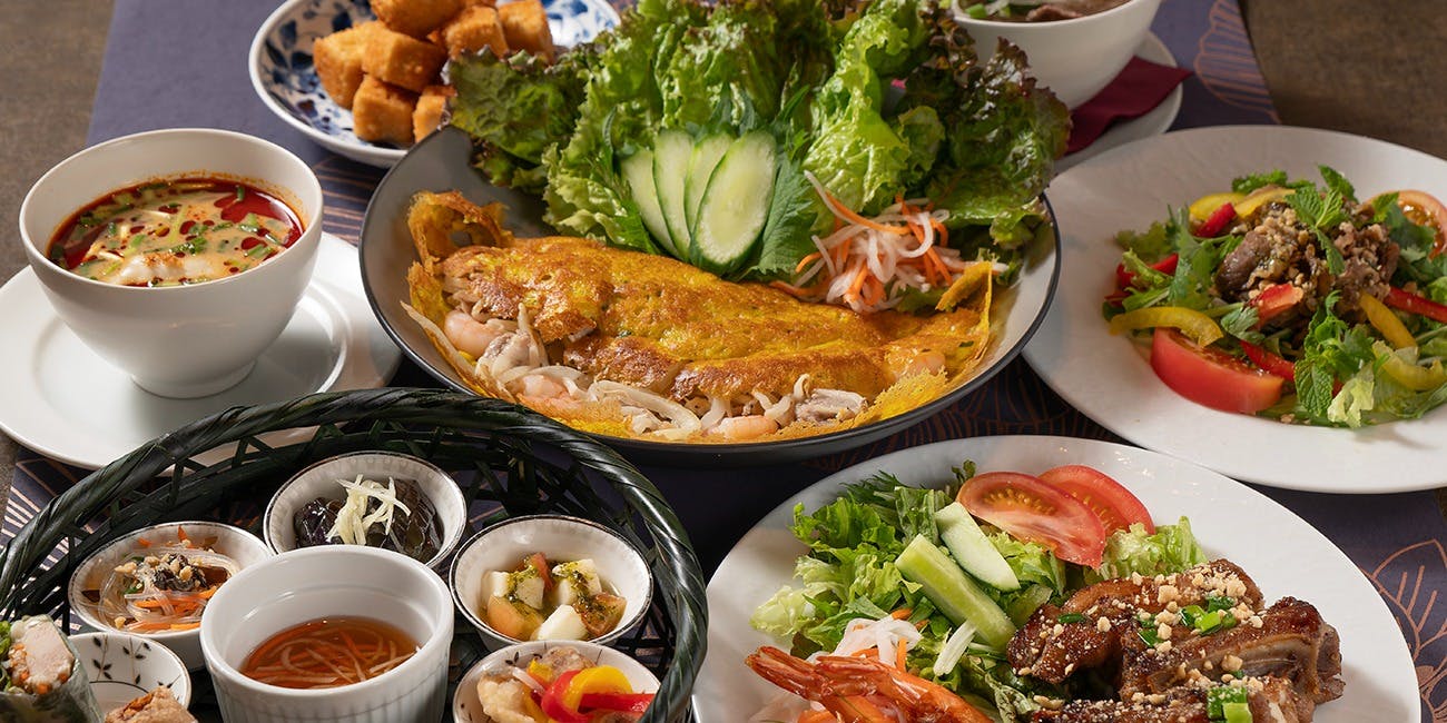 DDSK サイゴン キッチン 【ロータスコース】前菜籠盛り7種、バインセオ、選べるメイン等全7品＋スパークリング含む3時間飲み放題 ディナー ...